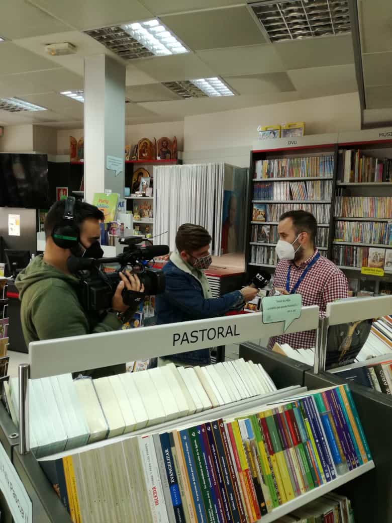 Librería Paulinas en el programa "Sentir Cofrade" en el Día del libro 2021 - Red de librerías ...